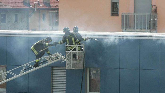 Lavorano per riparare il tetto Fuoco nei materiali, casa incendiata ...