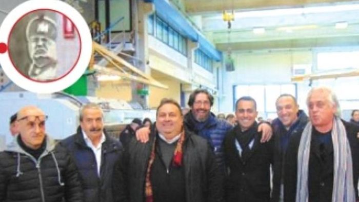 Foto del duce dietro Di Maio Caggiano: «Era lì da tre anni» - Cronaca