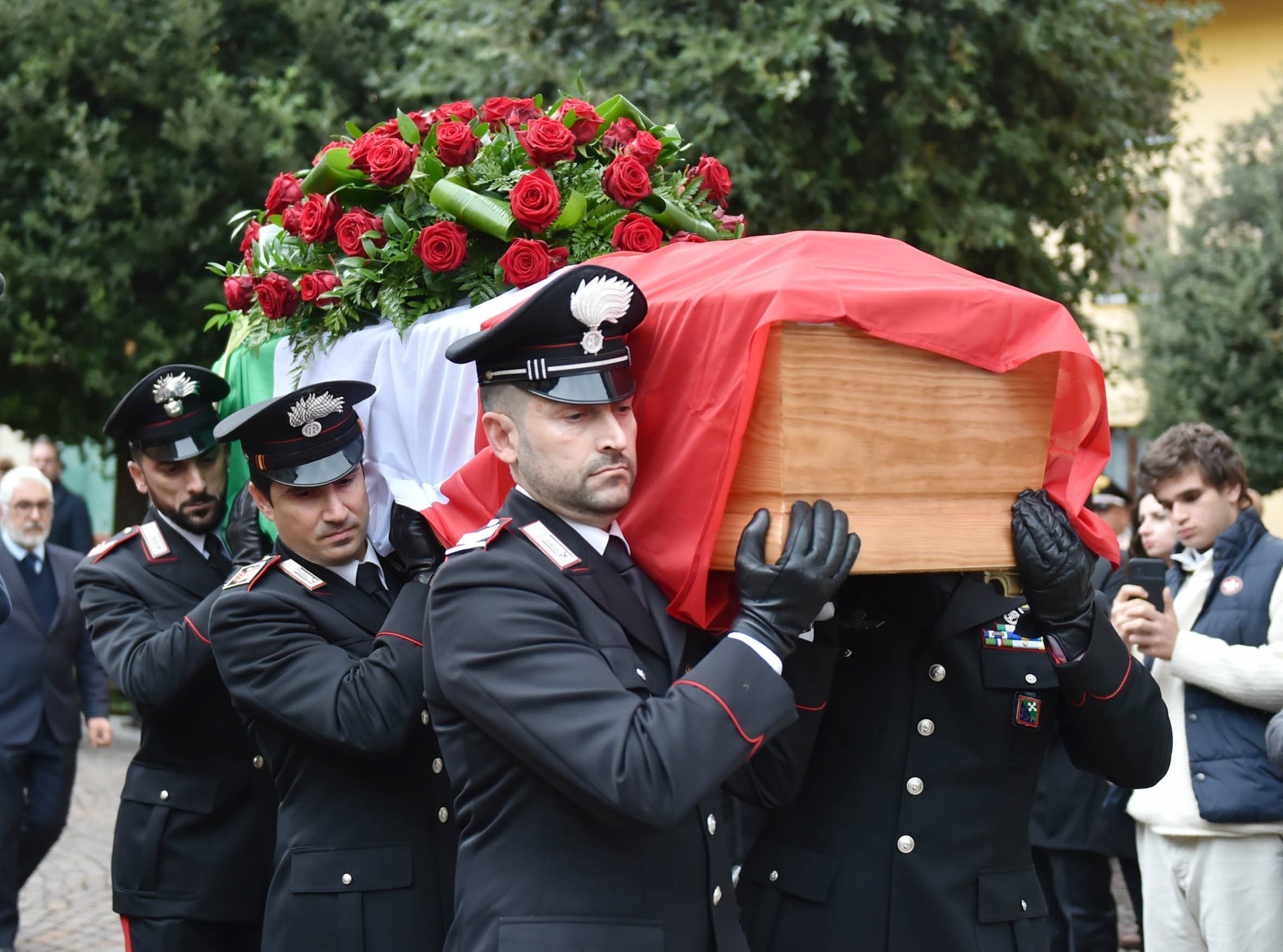 Il commosso addio di Asso al suo comandante: «Ha sempre operato con valori che nel tempo sono ...