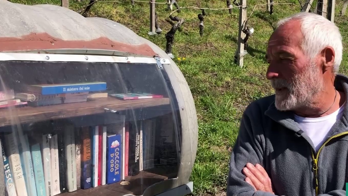 Tirano, pensionato crea una libreria tra i filari della sua vigna ...
