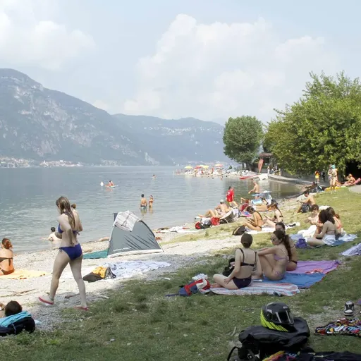 Tutti al lago: code, caos e rifiuti. L’altro volto del turismo - Cronaca