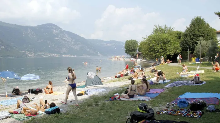 Tutti al lago: code, caos e rifiuti. L’altro volto del turismo - Cronaca