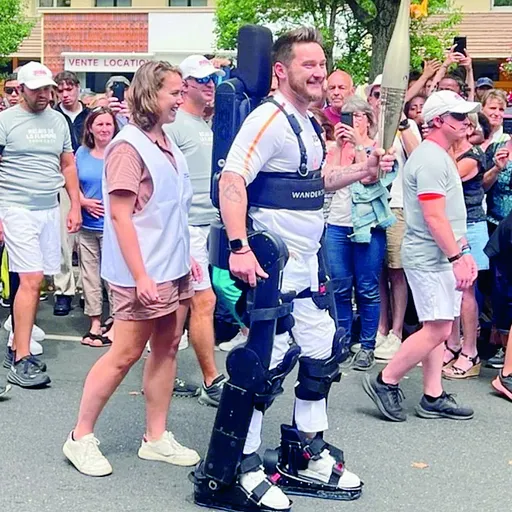 Il tennista paraplegico Kevin Piette tedoforo grazie all’esoscheletro ...