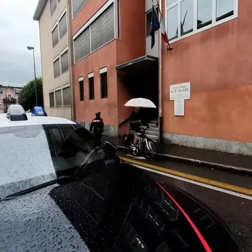 Vandali nella notte alla scuola Ligari di Sondrio, lezioni sospese e ...