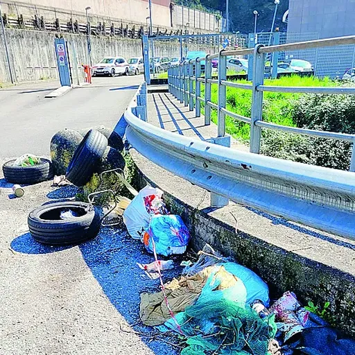 Lecco: materiali, ruote e rifiuti lasciati in via Filanda - Cronaca, Lecco