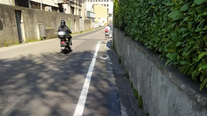 Via Lamarmora, dopo le lamentele ridisegnato il percorso pedonale - Cronaca