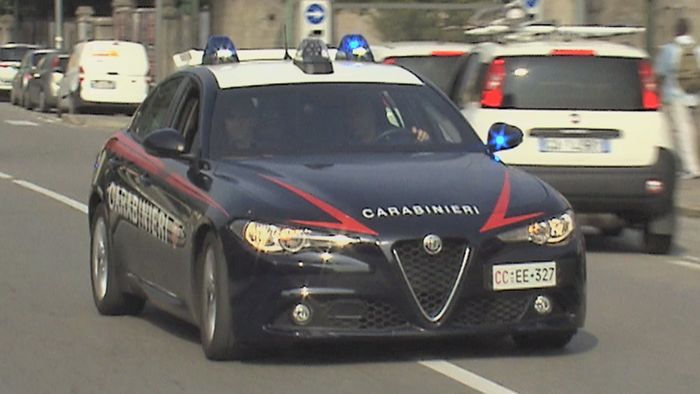 Novate Mezzola: 13enne porta la pistola in classe e spara un colpo a ...