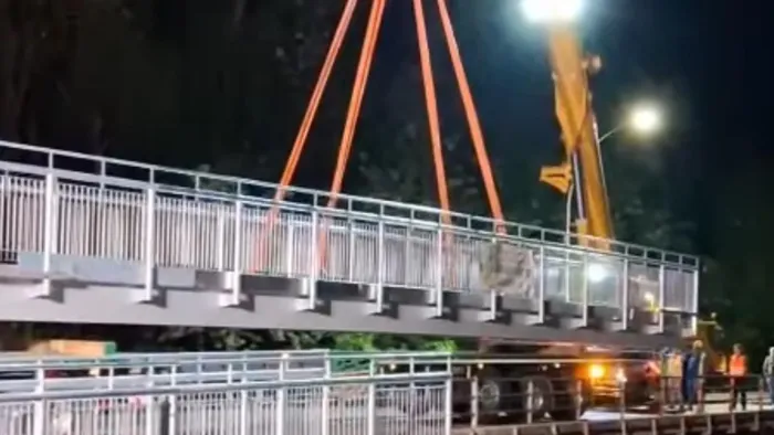 Villa di Chiavenna: posata la nuova passerella sul Zernone - Cronaca ...