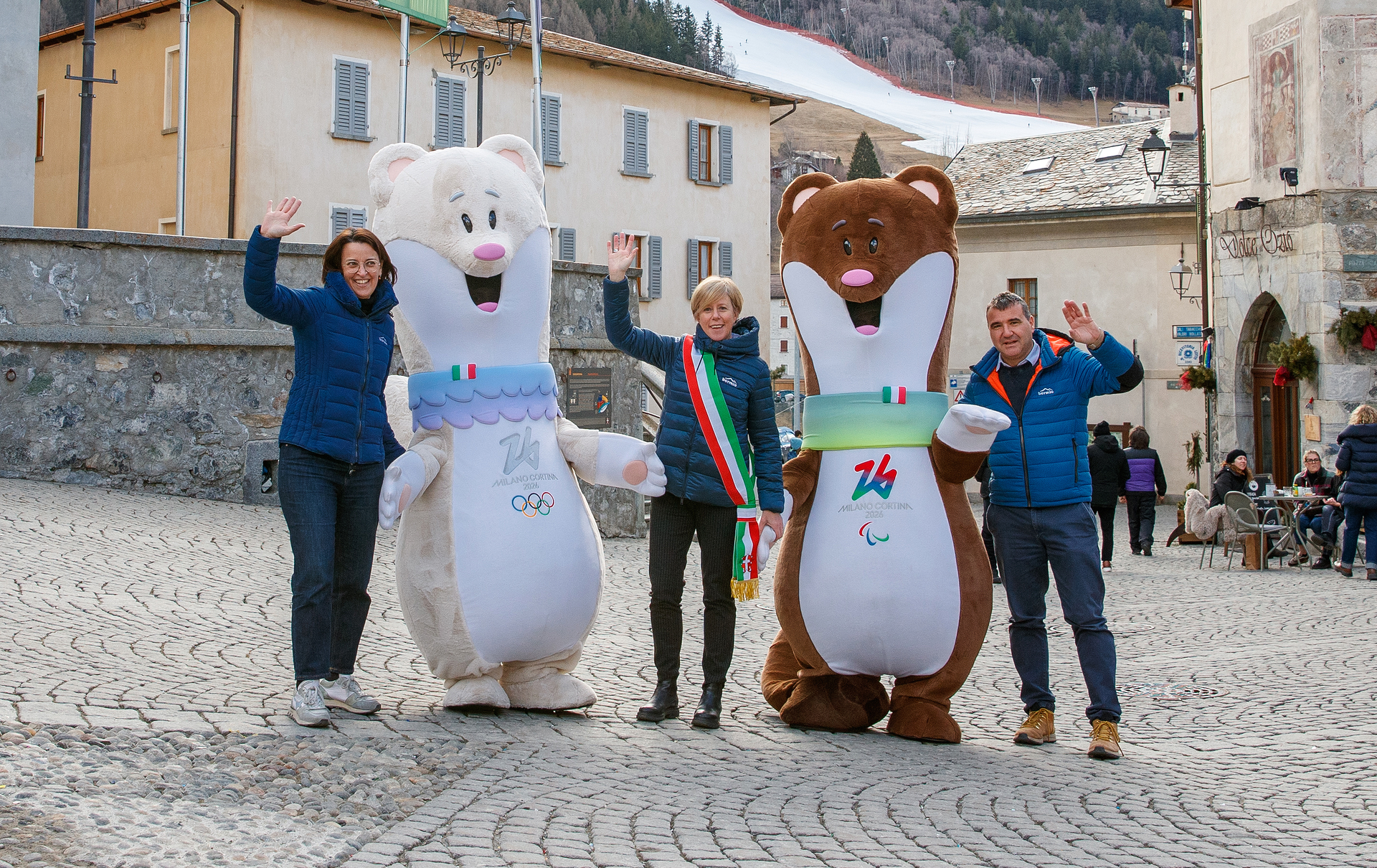 Tina, Milo e Deborah Compagnoni: a Bormio le mascotte di Milano Cortina ...