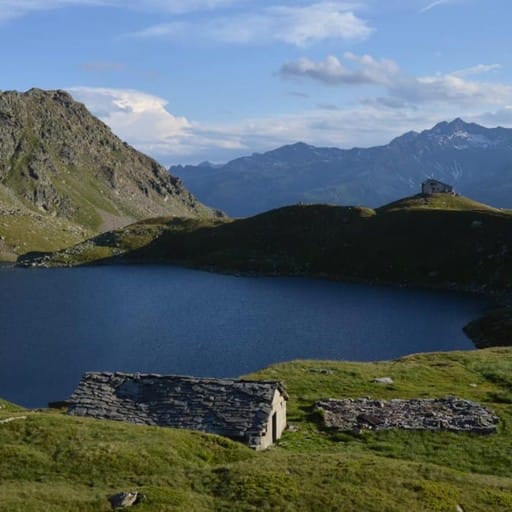 Madesimo: 74enne s’infortuna sul sentiero per il Bertacchi - Cronaca ...