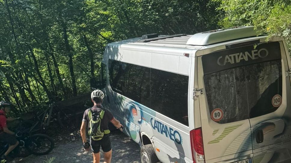 Autobus con ventidue bambini sbaglia strada e si incastra in una ...