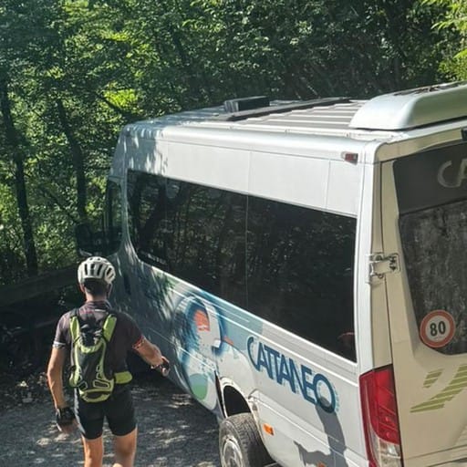 Autobus con ventidue bambini sbaglia strada e si incastra in una ...