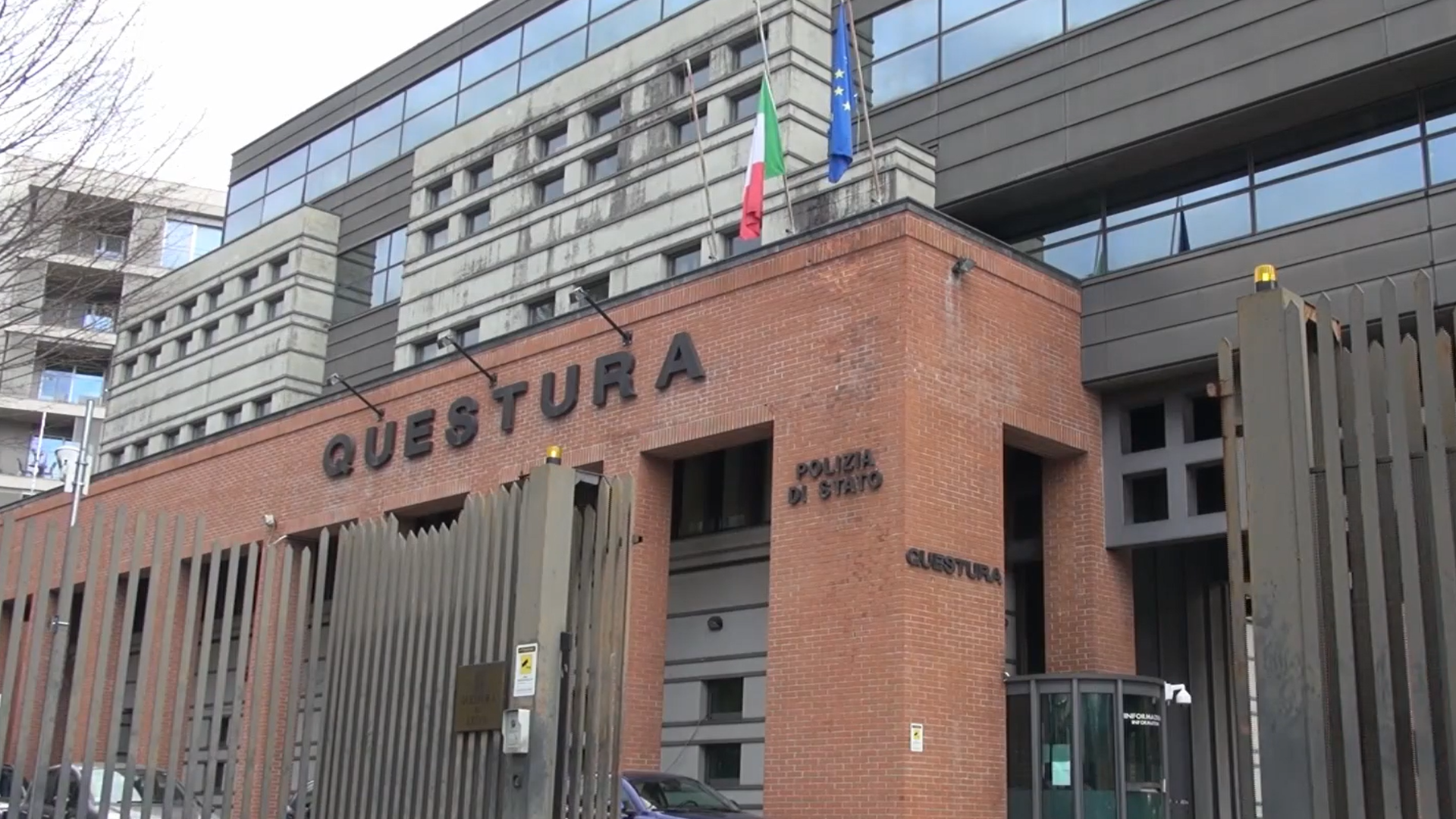Lecco, rapina in pieno giorno in via Cavour: aggredito 23enne - Cronaca